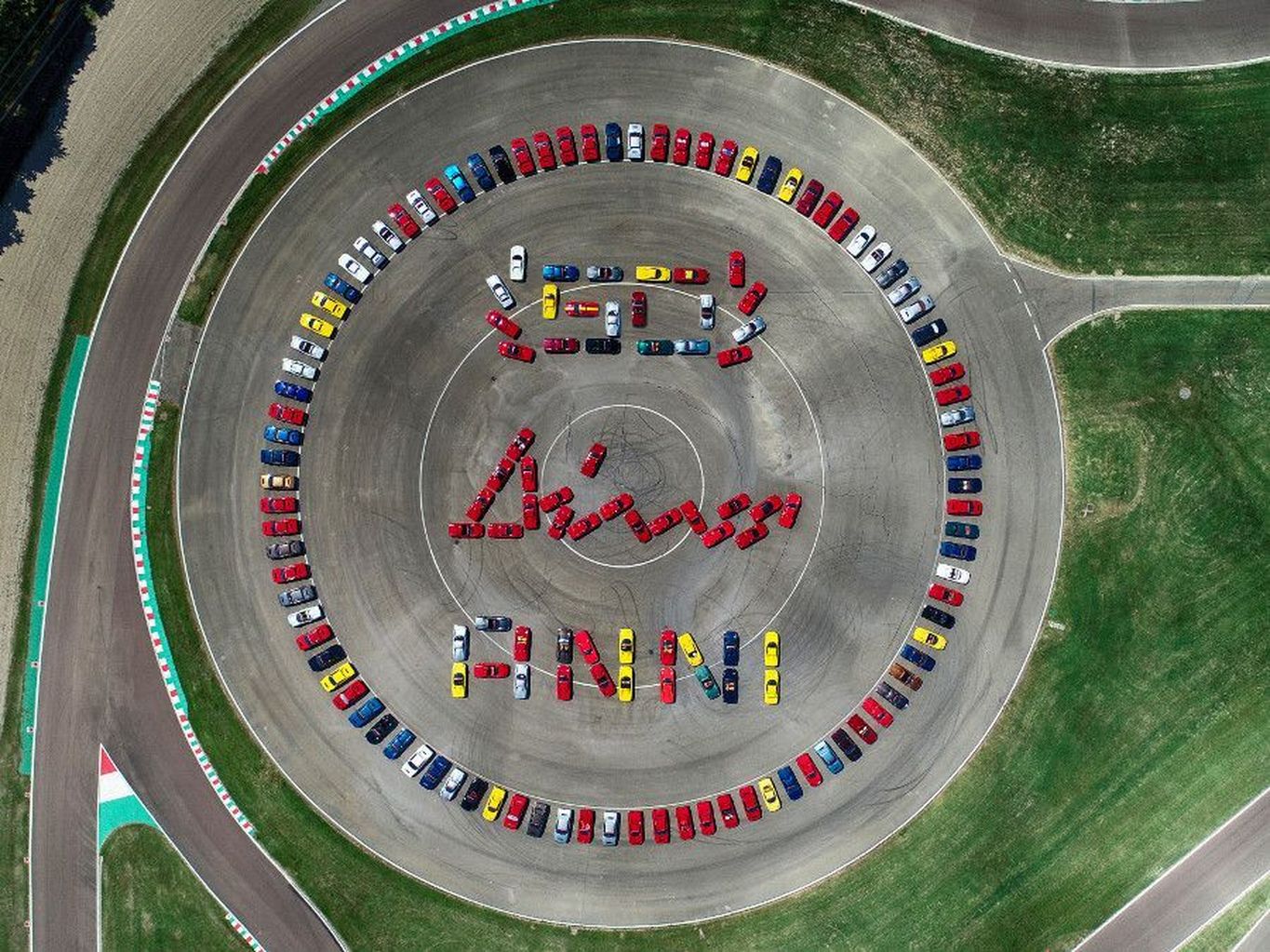 Ferrari reúne 150 Dino em Maranello para celebrar 50 anos do modelo ...