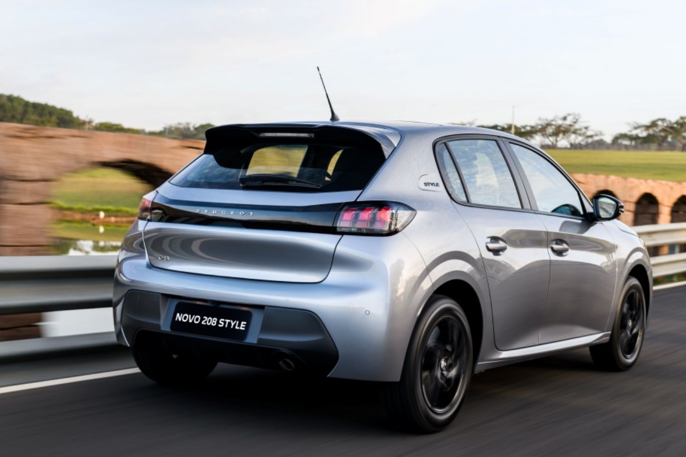 Primeira volta KBB™: motor Firefly 1.0 deixa Peugeot 208 melhor que o ...